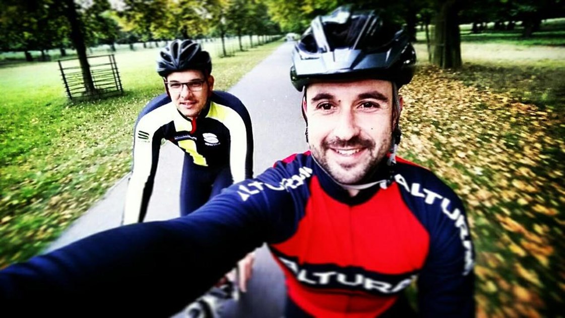 Manos & Alex Cycling is fundraising for Doctors of the World UK