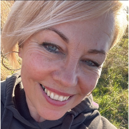 Lisa Ayres is fundraising for Alzheimer's Society