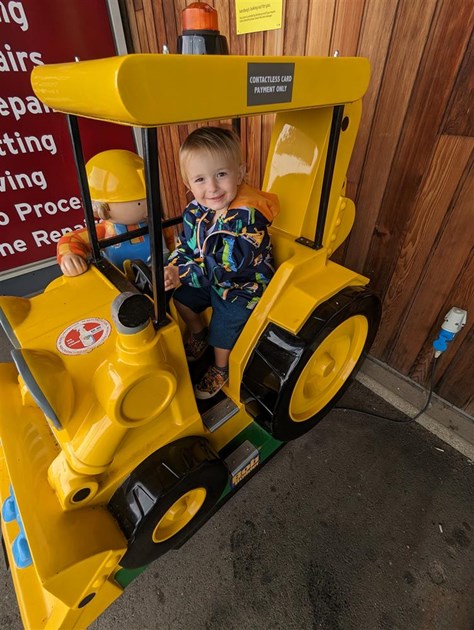 Daniel mallet is fundraising for Teenage Cancer Trust